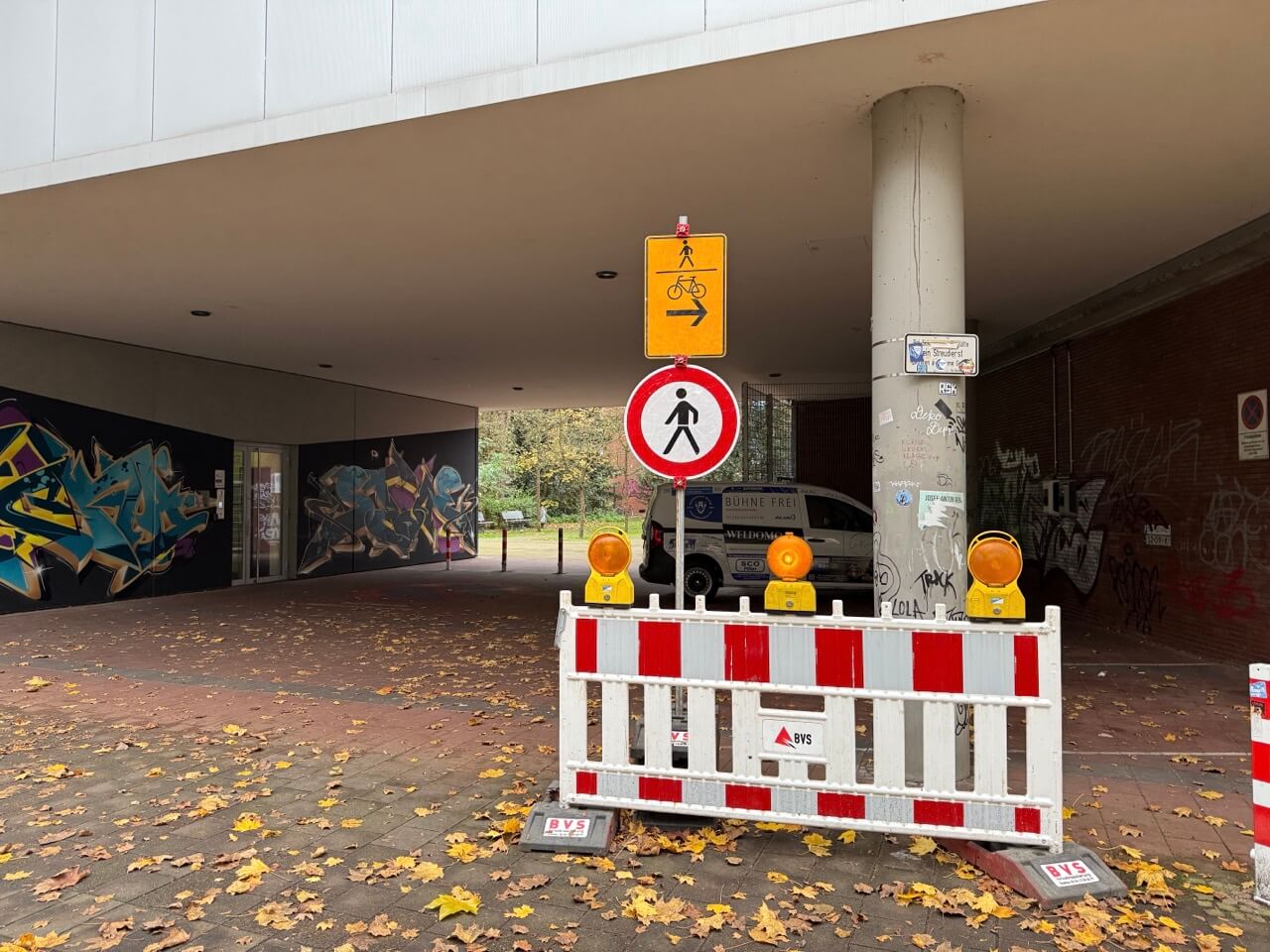 Umleitungsschilder zum versperrten Weg hinter‘m Tanas aufgestellt ...